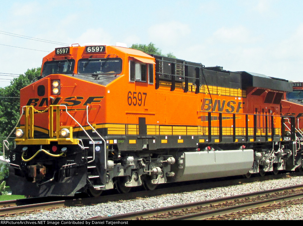 BNSF ES44C4 6597